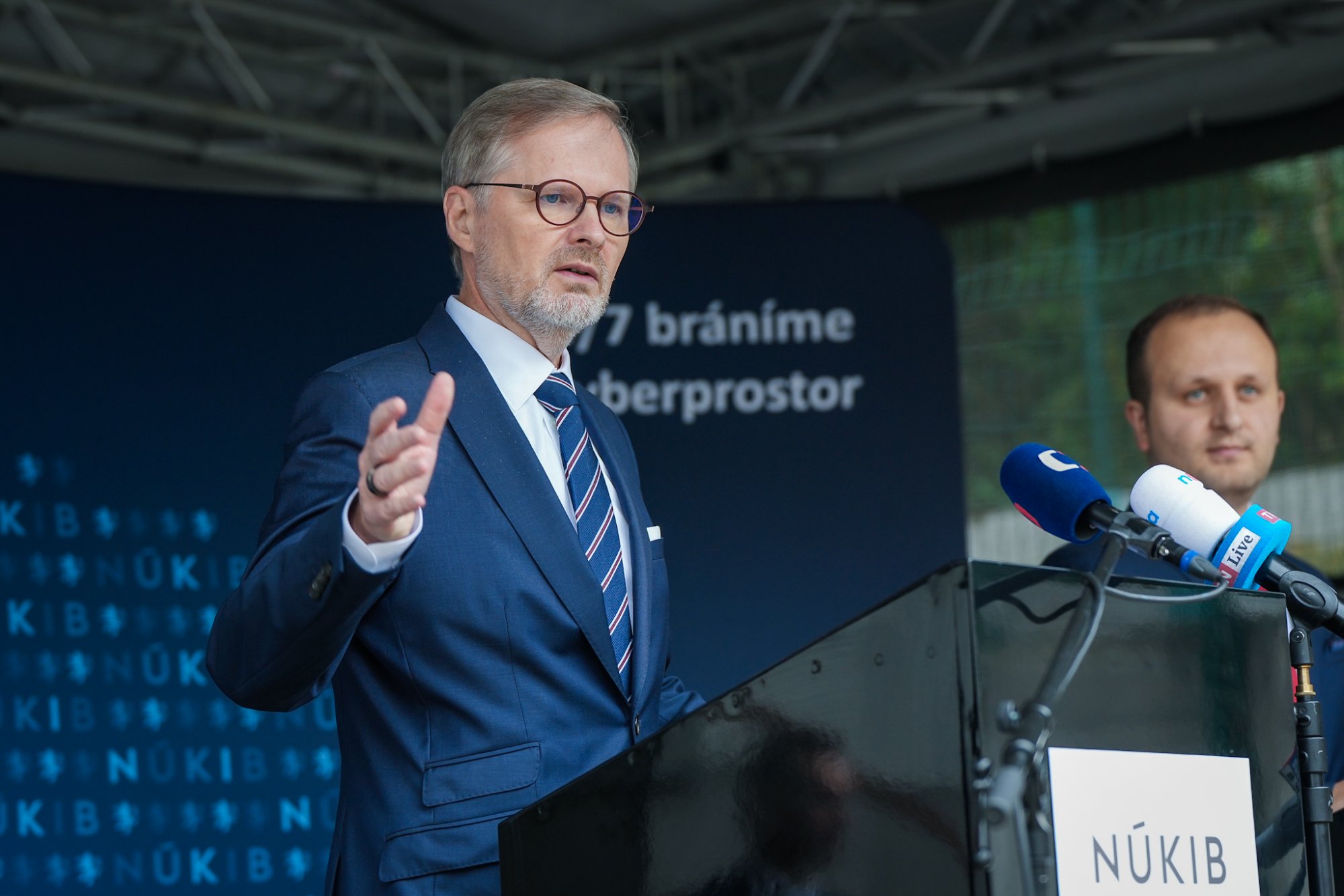 Premiér Fiala jednal s vedením NÚKIB a navštívil kontrolní stanoviště ...