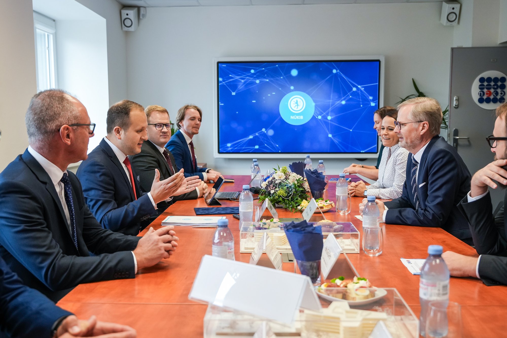 Premiér Fiala jednal s vedením NÚKIB a navštívil kontrolní stanoviště ...